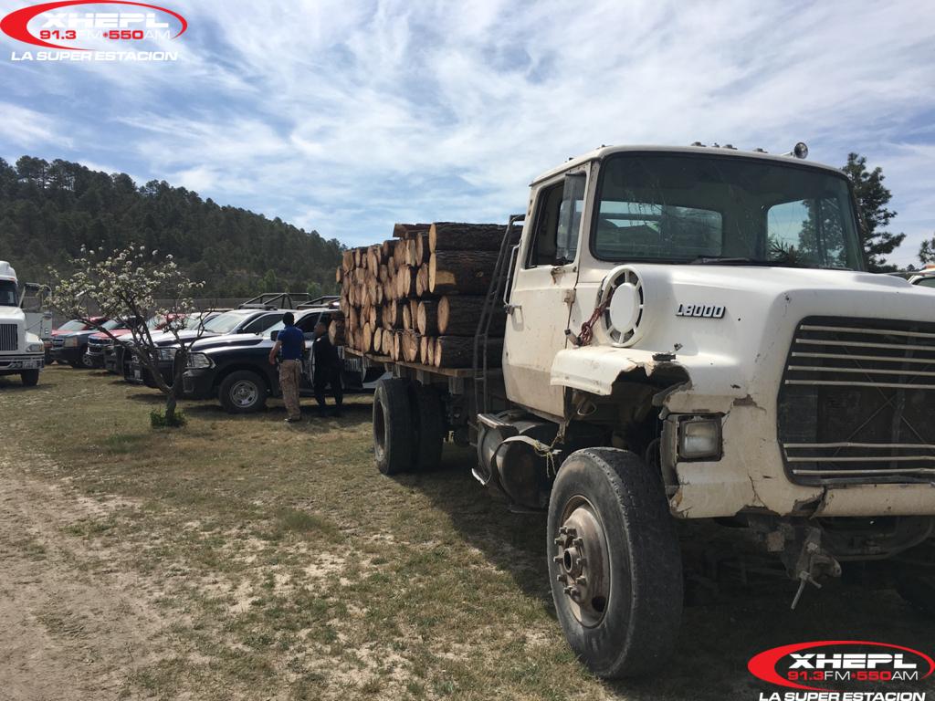 Aseguran 8 camiones con madera y detienen a tres